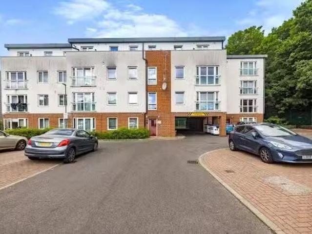 2 bedroom Flat for sale, Queen Marys Avenue, Watford, WD18 £3.