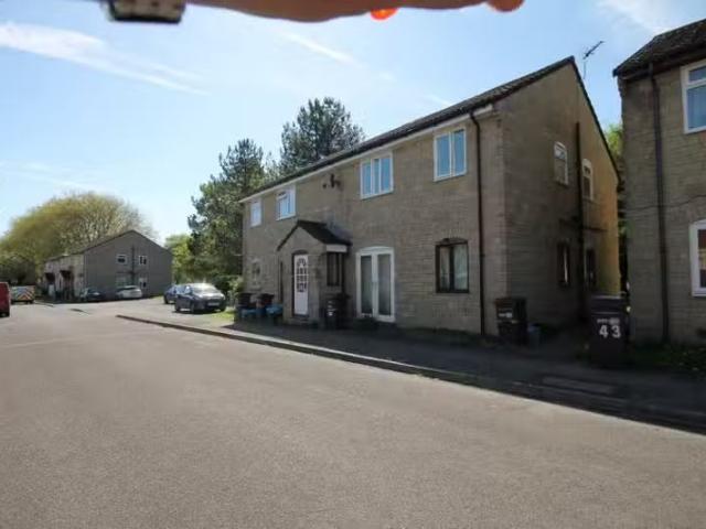 2 bedroom flat for rent in 42 Cavalier Way, Wincanton, Somerse.