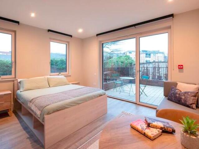 2 bedroom flat for rent in 44a Augustus Road, London, SW19