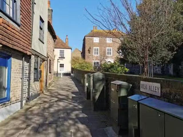 2 bedroom flat for rent in 4a Market Street, Sandwich, Kent, C.