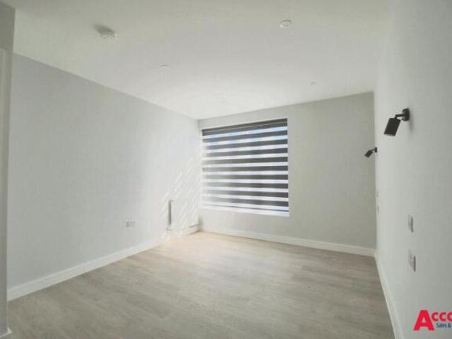 2 bedroom flat for rent in, 77A Front Lane, Upminster, RM14