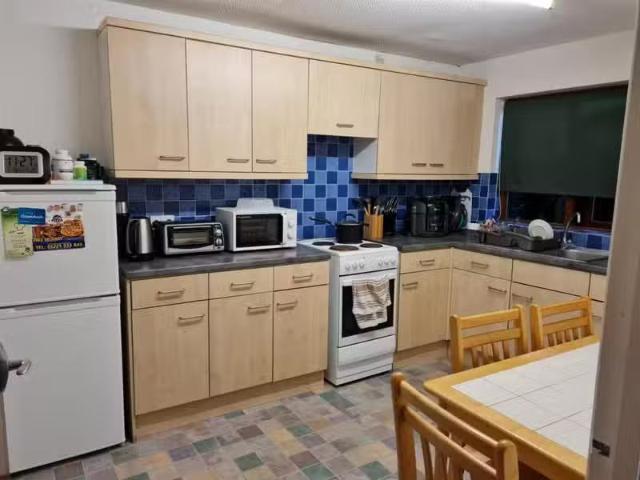 2 bedroom flat for rent in 13 Morleys Place, High Street, Saws.