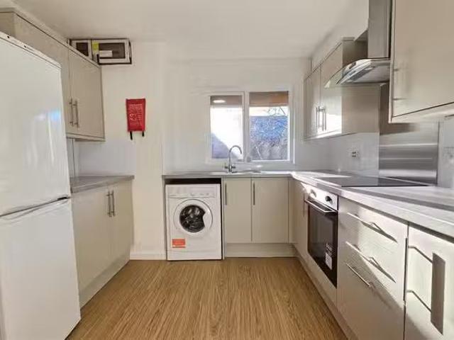 2 bedroom flat for rent in 12 Morleys Place, High Street, Saws.