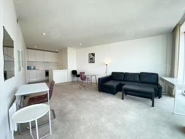 2 bedroom flat for rent in 17/F, The Rotunda, 150 New Street.