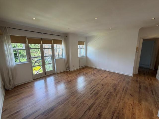 2 bedroom flat for rent in 189, High Road, E18