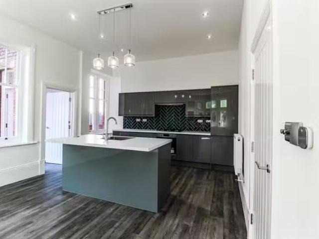 2 bedroom flat for rent in 1 Cefn Coed Road, Cyncoed, Cardiff.