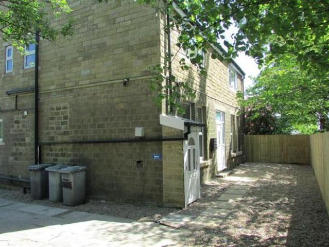 2 bedroom flat for rent in 228 Halifax Road, Huddersfield, HD3
