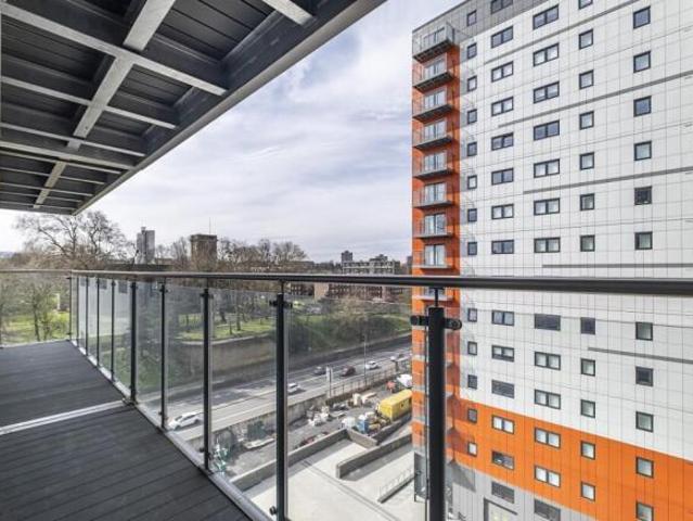 2 bedroom flat for rent in 2 Mast Quay London SE18