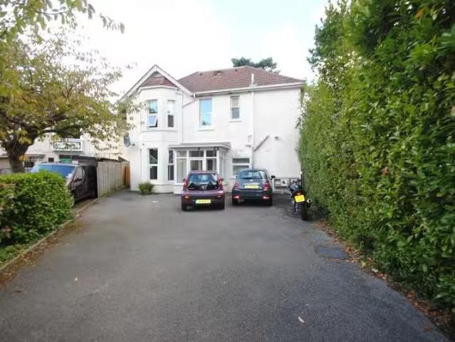 2 bedroom flat for rent in 2 Bed Flat in Central Rushton, BH3