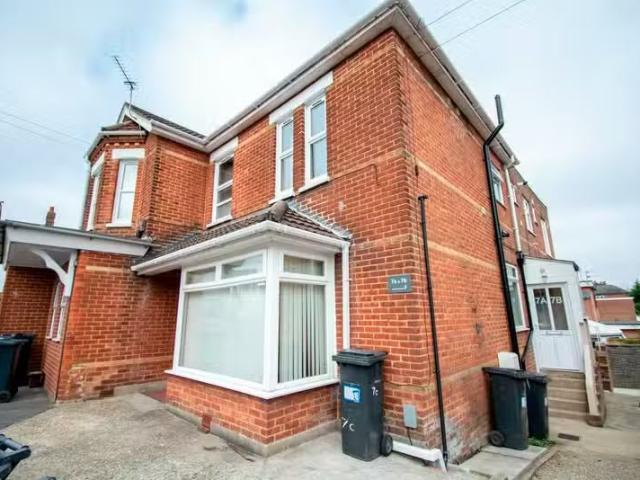 2 bedroom flat for rent in 2 Bed Student Apartment on Kemp Roa.