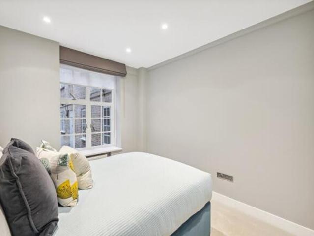 2 bedroom flat for rent in 2 bedroom 1st Floor Flat in Stafford Court, W8