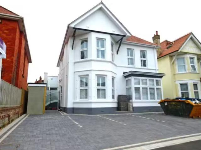 2 bedroom flat for rent in 2 bedroom First Floor Flat in South.