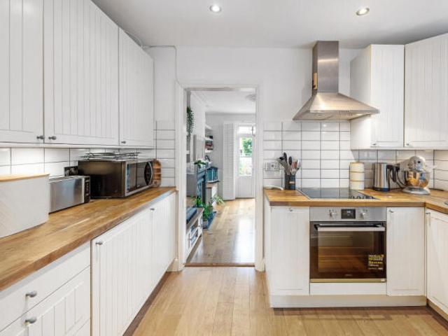 2 bedroom flat for rent in Tantallon Road, London, SW12