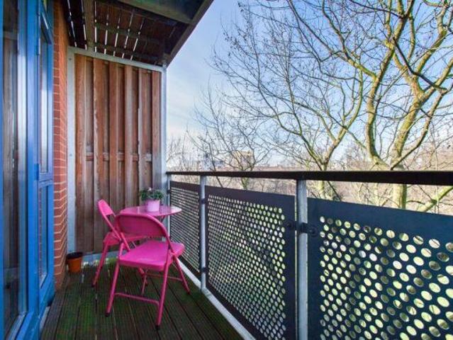2 bedroom flat for rent in Tay Court, Meath Crescent, London, E2