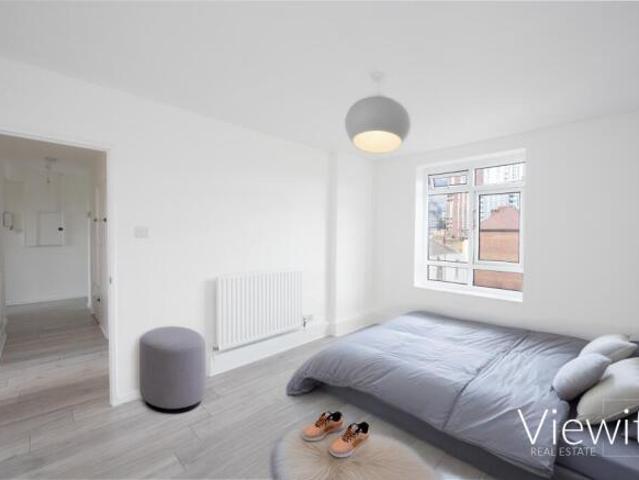 2 bedroom flat for rent in Temple Court, Thorncroft Street, London, SW8