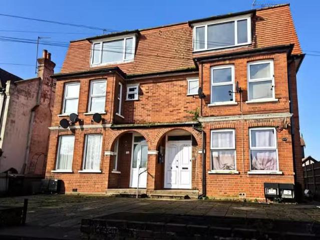 2 bedroom flat for rent in Thoroughgood Road, Clacton On Sea.