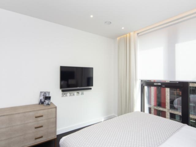 2 bedroom flat for rent in Thornes House, Charles Clowes Walk, Wandsworth, London, SW11
