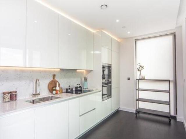 2 bedroom flat for rent in Thornes House, London, SW11