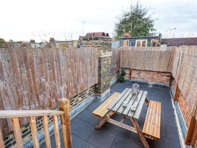 2 bedroom flat for rent in Thorparch Road, Battersea Park, SW8