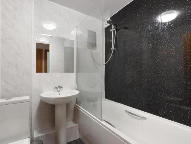 2 bedroom flat for rent in Thanet House, WD18