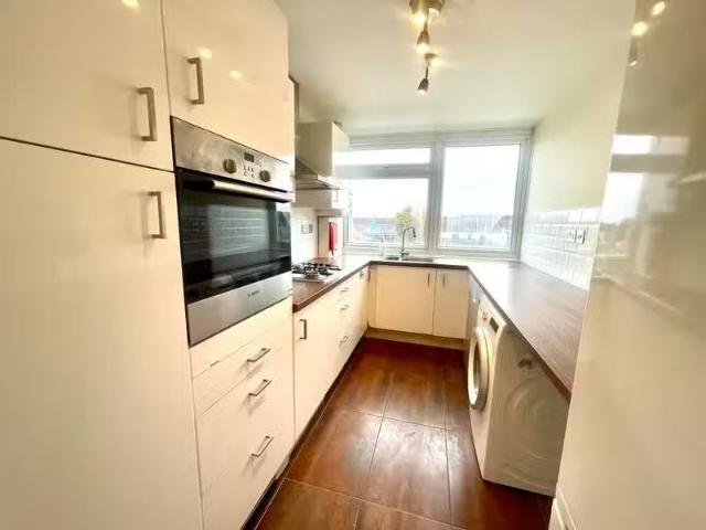 2 bedroom flat for rent in The Chiltons, South Woodford, E18