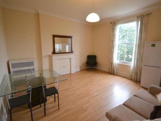 2 bedroom flat for rent in The Avenue, Ealing, London, W13