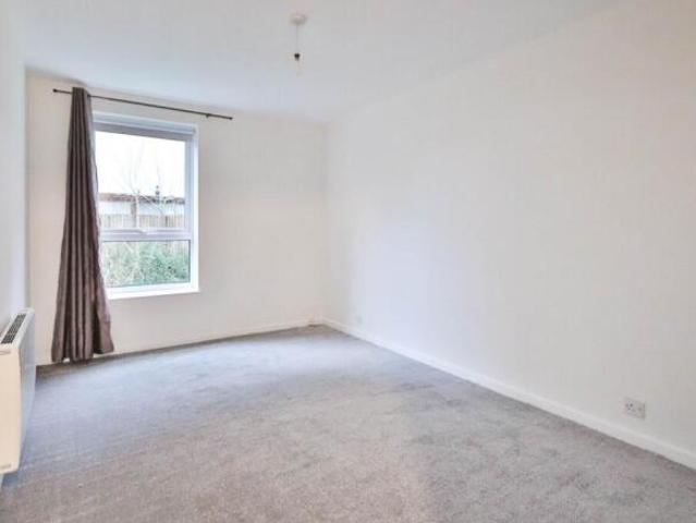 2 bedroom flat for rent in The Avenue, Worcester Park, KT4