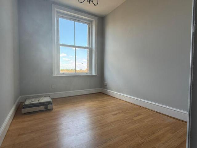 2 bedroom flat for rent in The Broadway, Friern Barnet Road, London, N11