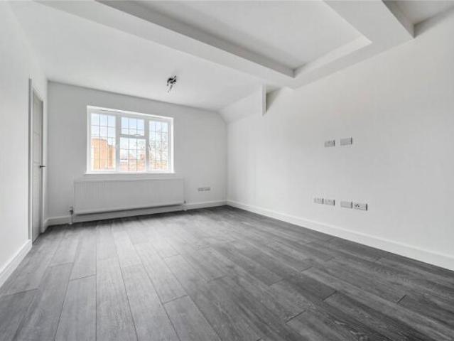 2 bedroom flat for rent in The Broadway, St. Peters Street, St. Albans, Hertfordshire, AL1