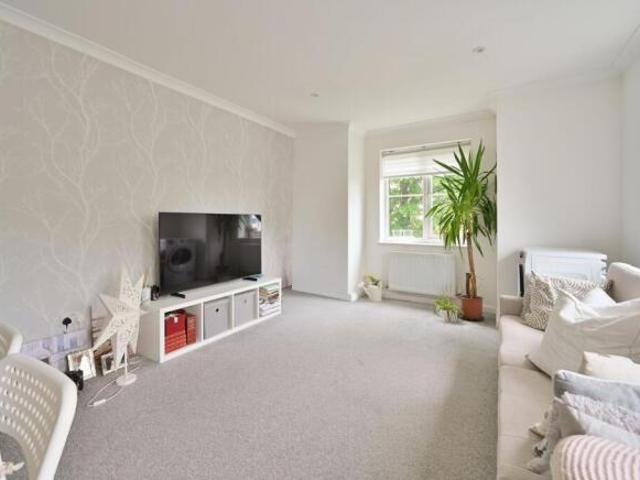 2 bedroom flat for rent in The Brow, Abbotsbury Court, WD25