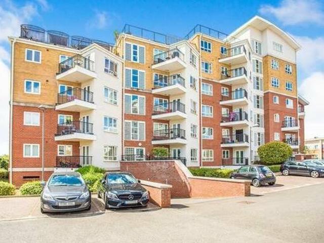 2 bedroom flat for rent in The Gateway Watford WD18