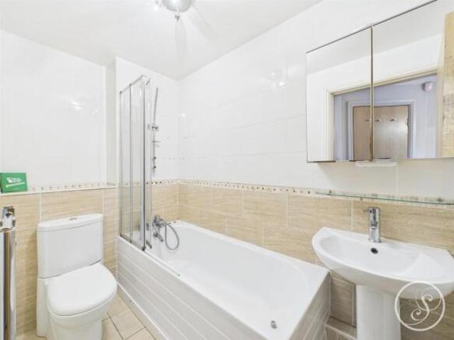 2 bedroom flat for rent in The Gables, Shadwell Lane, Leeds, LS17