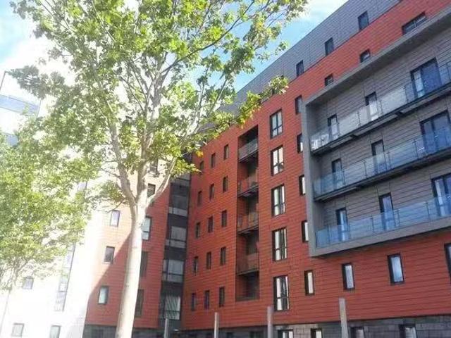 2 bedroom flat for rent in The Gallery, 14 Plaza Boulevard, Li.