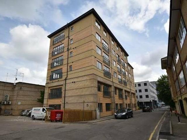2 bedroom flat for rent in The Grove Slough Berkshire SL1