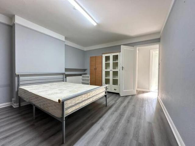 2 bedroom flat for rent in The Fairway, London, NW7