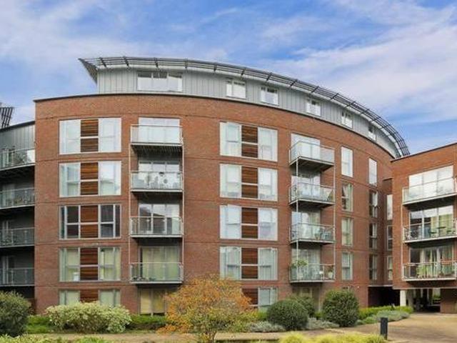 2 bedroom flat for rent in The Heart New Zealand Avenue KT12