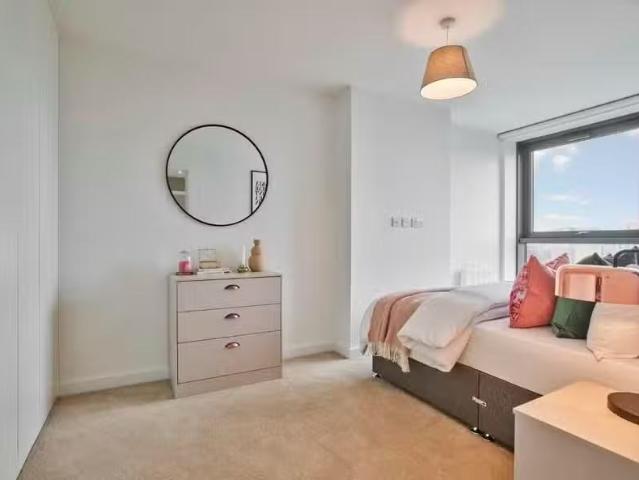 2 bedroom flat for rent in The Helm, 37 Holdenhurst Road, Bour.