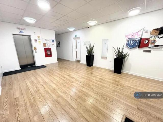2 bedroom flat for rent in The Junction, Slough, SL2