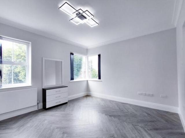 2 bedroom flat for rent in The Mall, London W5