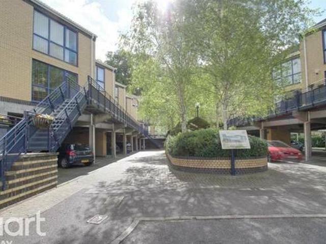 2 bedroom flat for rent in The Mariners Rochester Esplanade ME1