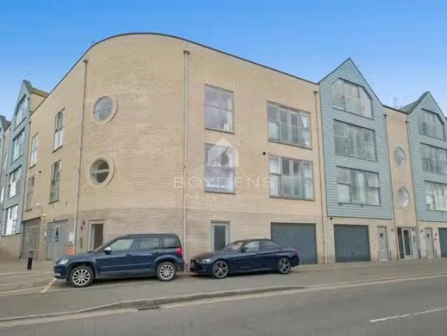 2 bedroom flat for rent in The Shipyard Brightlingsea Nr Colch.
