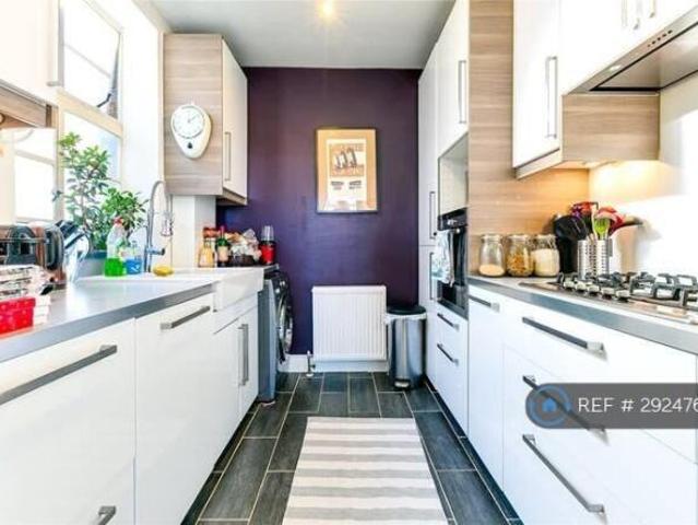 2 bedroom flat for rent in The Pavement, London, SW4