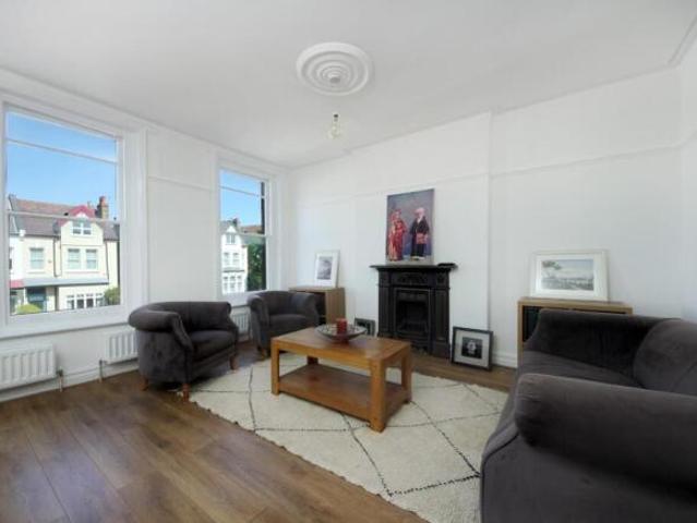 2 bedroom flat for rent in The Park W5