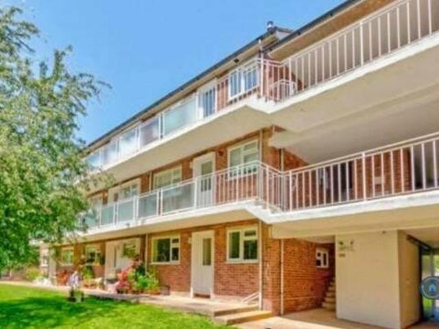 2 bedroom flat for rent in The Ridgeway St Albans AL4