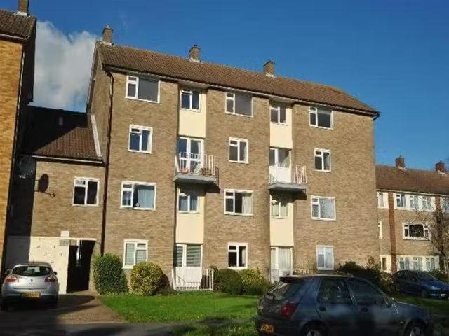 2 bedroom flat for rent in The Ridgeway, St Albans, AL4