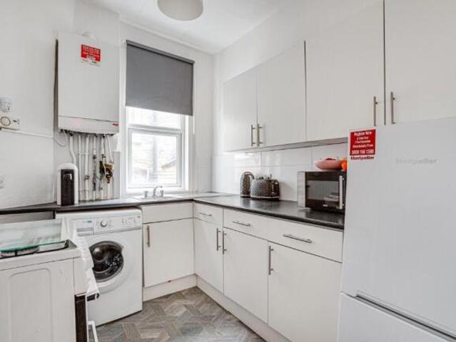 2 bedroom flat for rent in Theatre Street, London, SW11