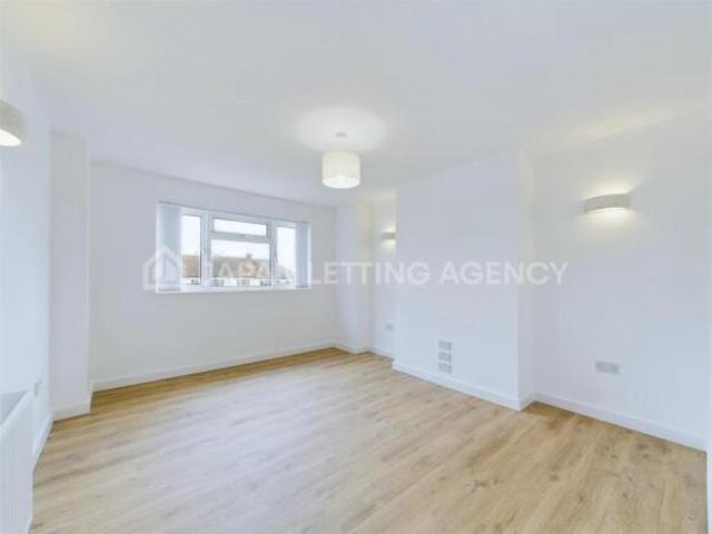 2 bedroom flat for rent in Third Avenue, Wembley, HA9