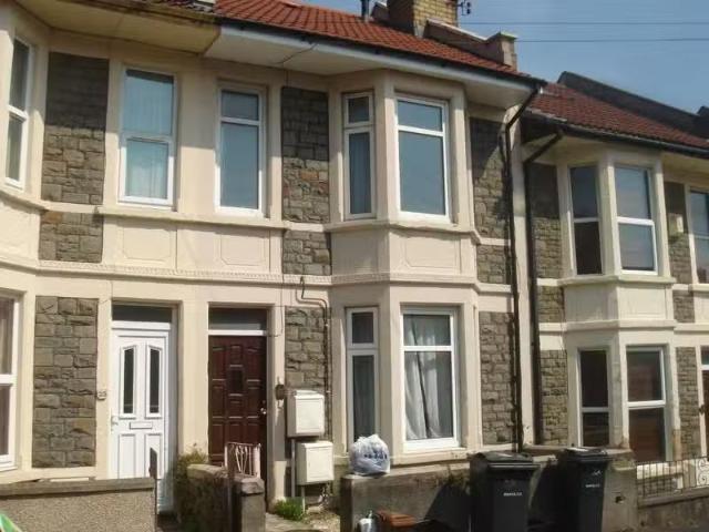2 bedroom flat for rent in Top Floor Flat, Boston Road, Bristo.