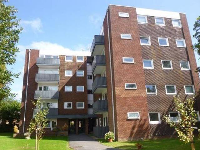2 bedroom flat for rent in Tower House RH15
