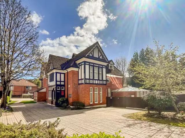 2 bedroom flat for rent in Tower Road, Branksome Park, BH13